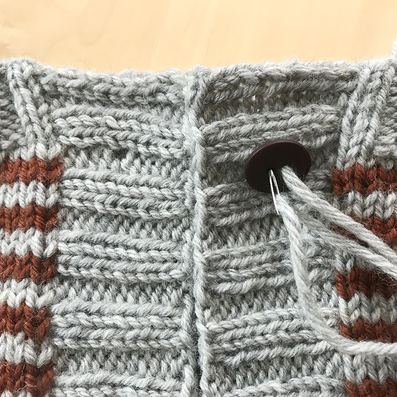 How to Attach Buttons – Elizabeth Smith Knits